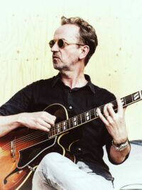 Dave Kelbie, Energetic L7 Wielding Guitarist | Lejazzetal